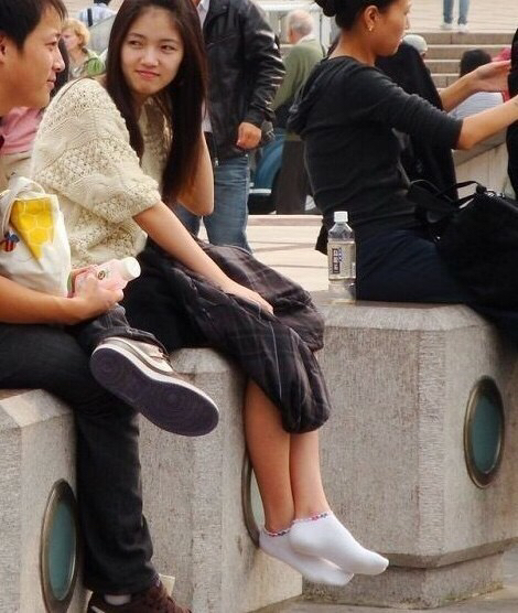 为什么女生在公园里喜欢脱鞋？百度知道